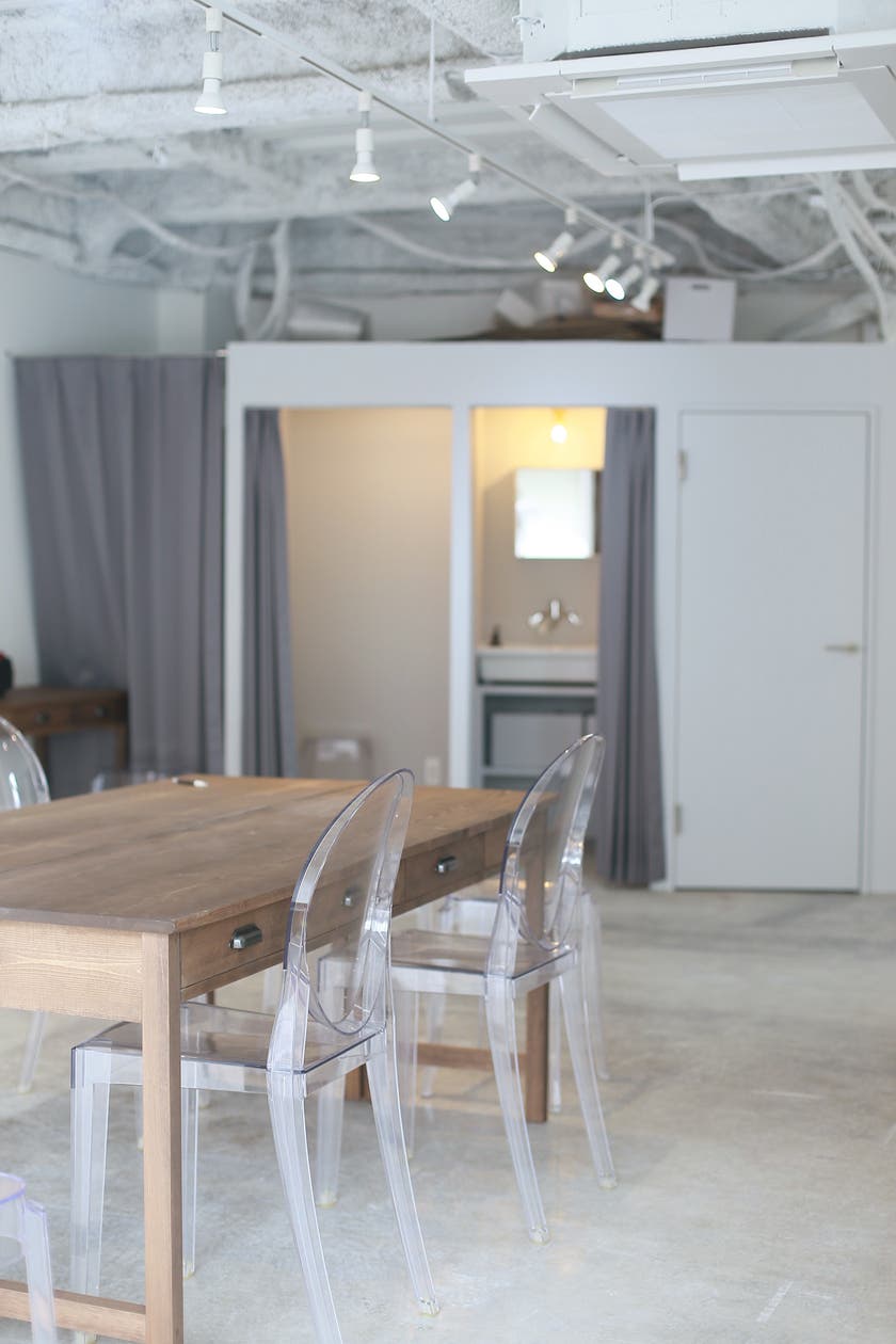 渋谷OZstudioガラス張りの白い空間の写真15