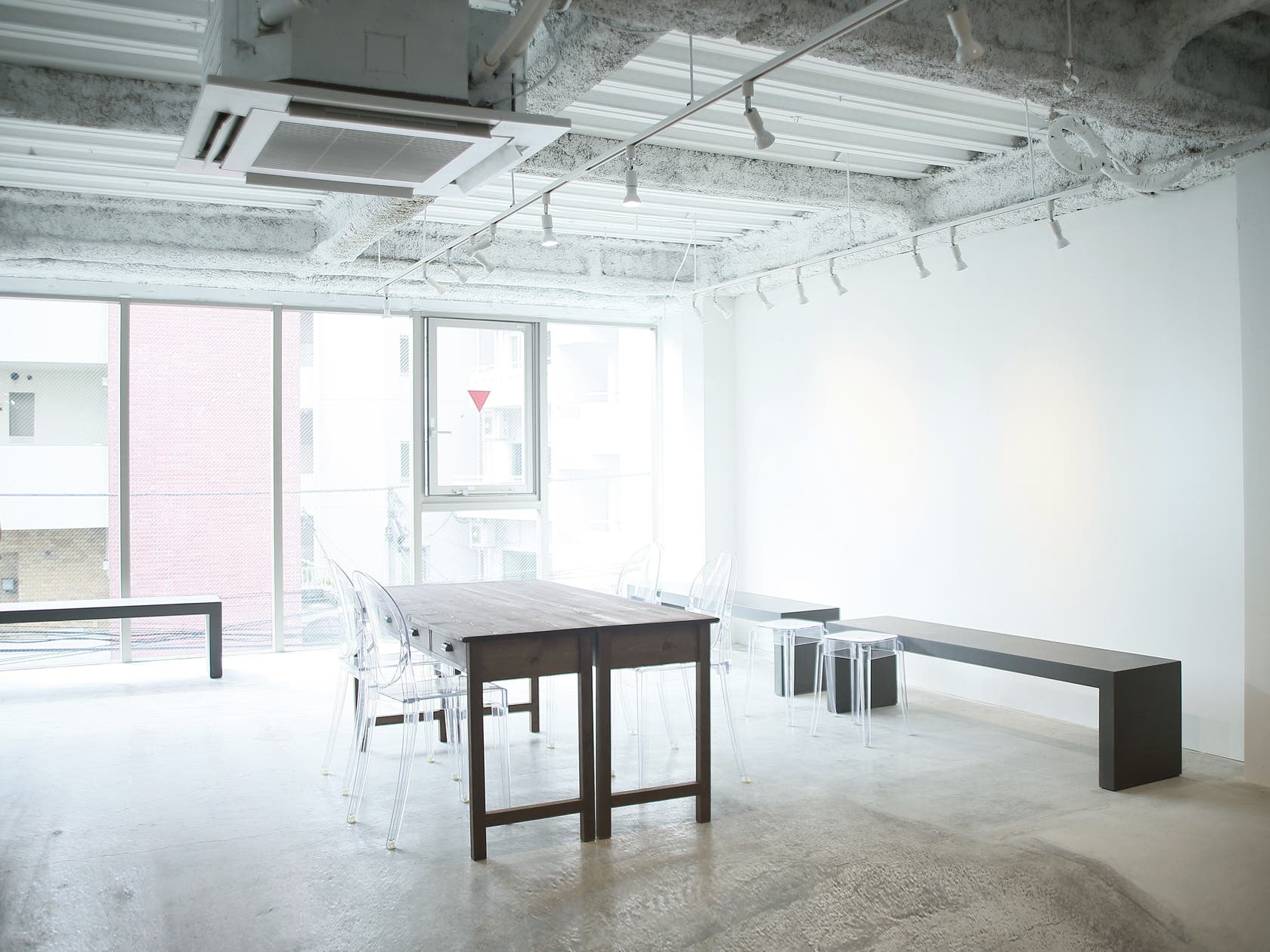 渋谷OZstudioガラス張りの白い空間の写真17