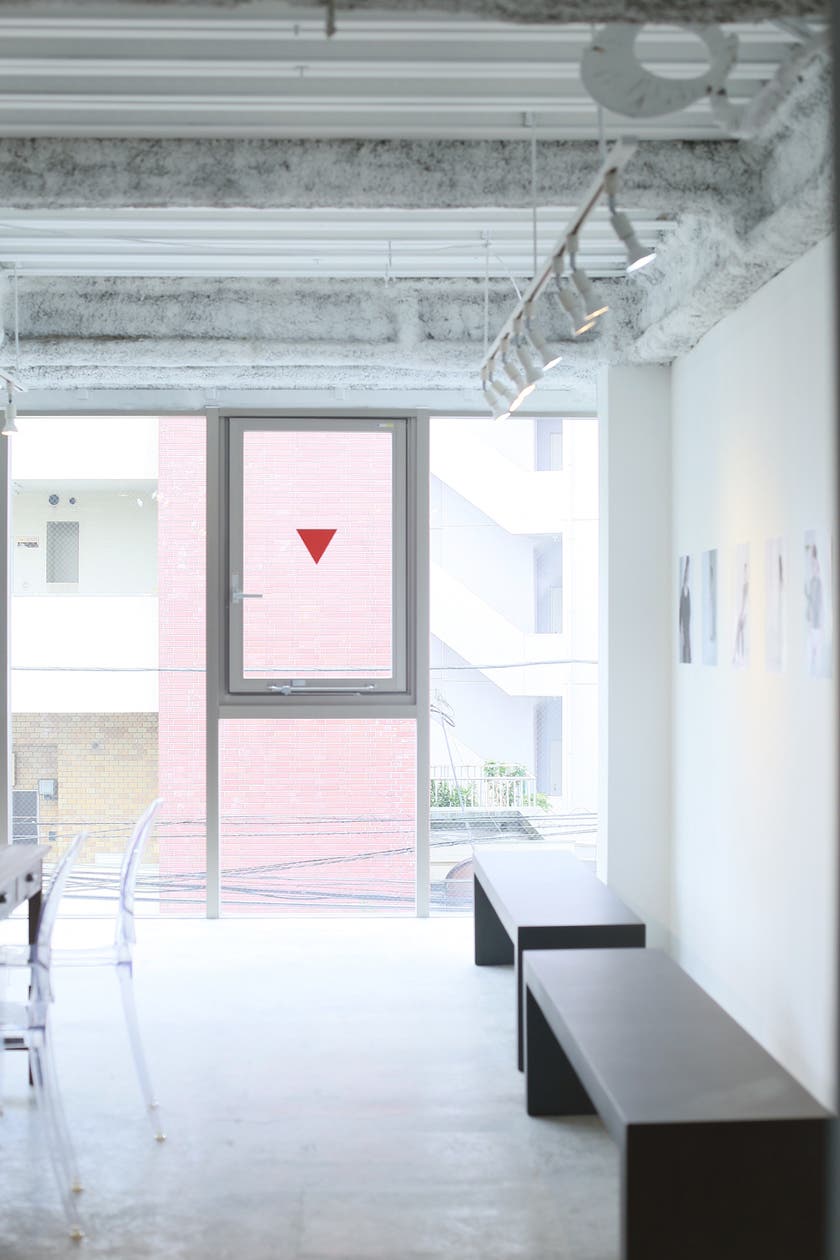 渋谷OZstudioガラス張りの白い空間の写真6