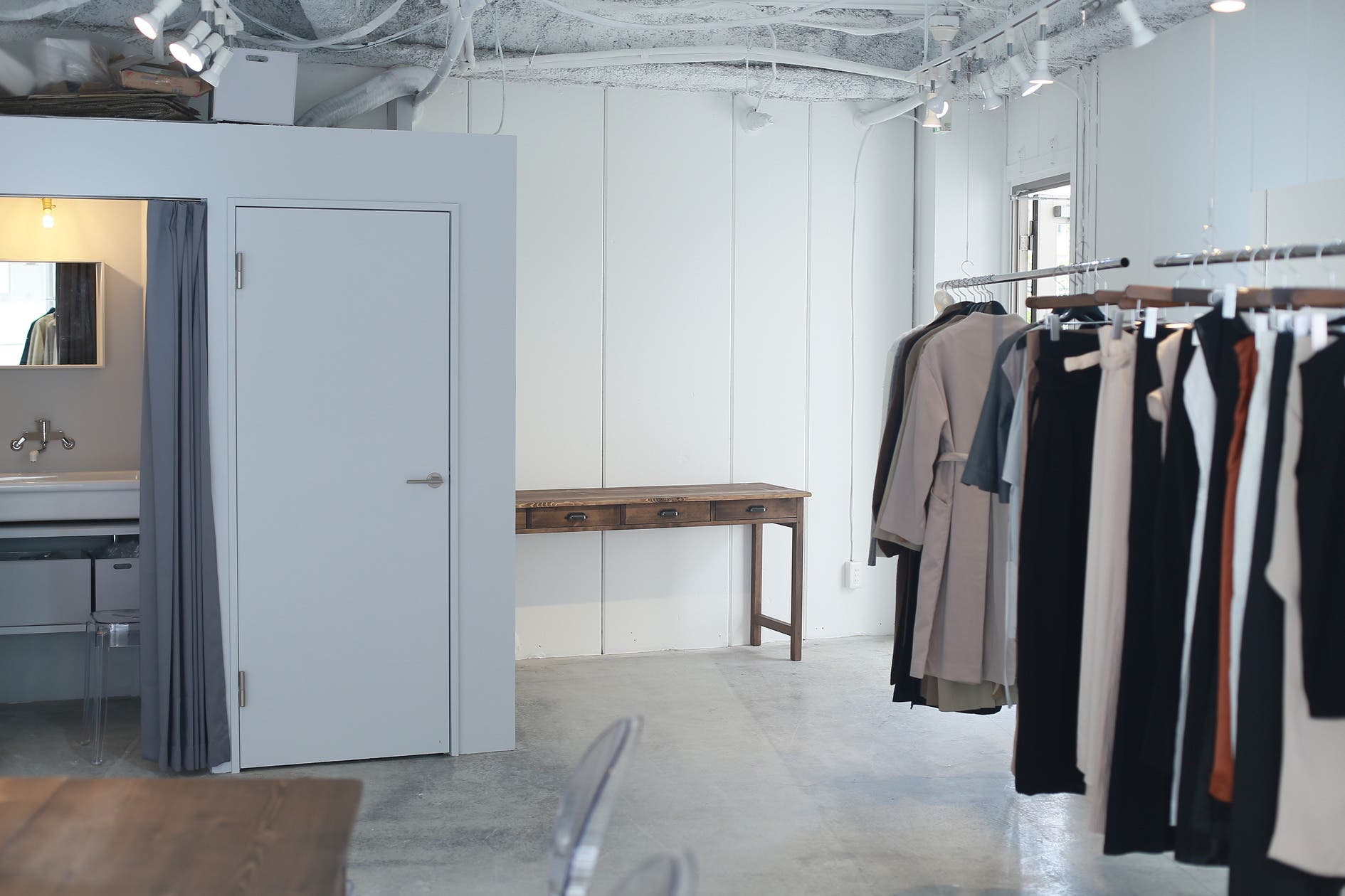 渋谷OZstudioガラス張りの白い空間の写真14