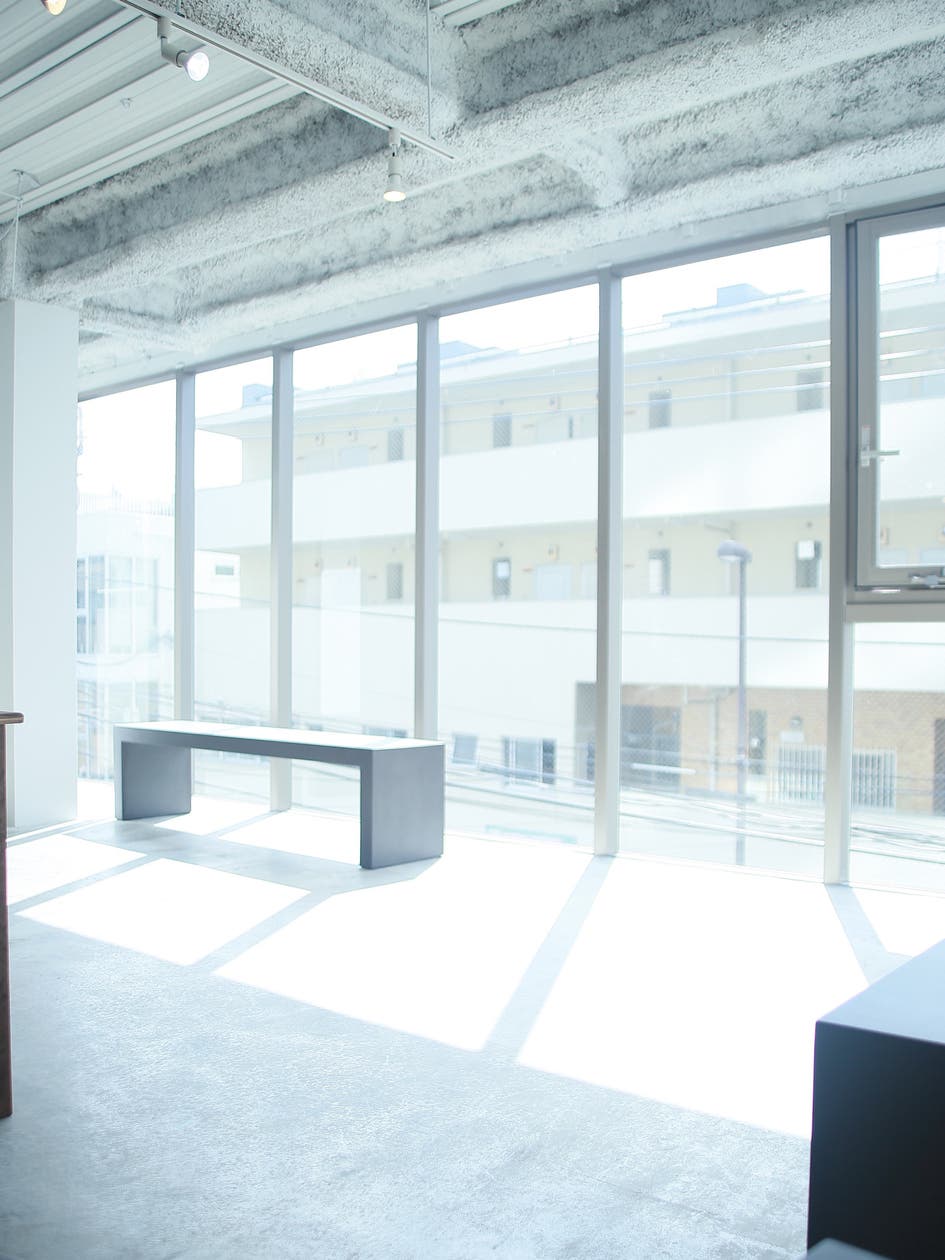 渋谷OZstudioガラス張りの白い空間の写真20