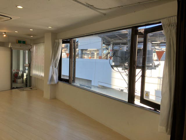 草加駅東口より徒歩1分！24時間・365日営業。ダンスが出来るレンタルスタジオPiattoです。草加駅のホームから見えます！の写真5