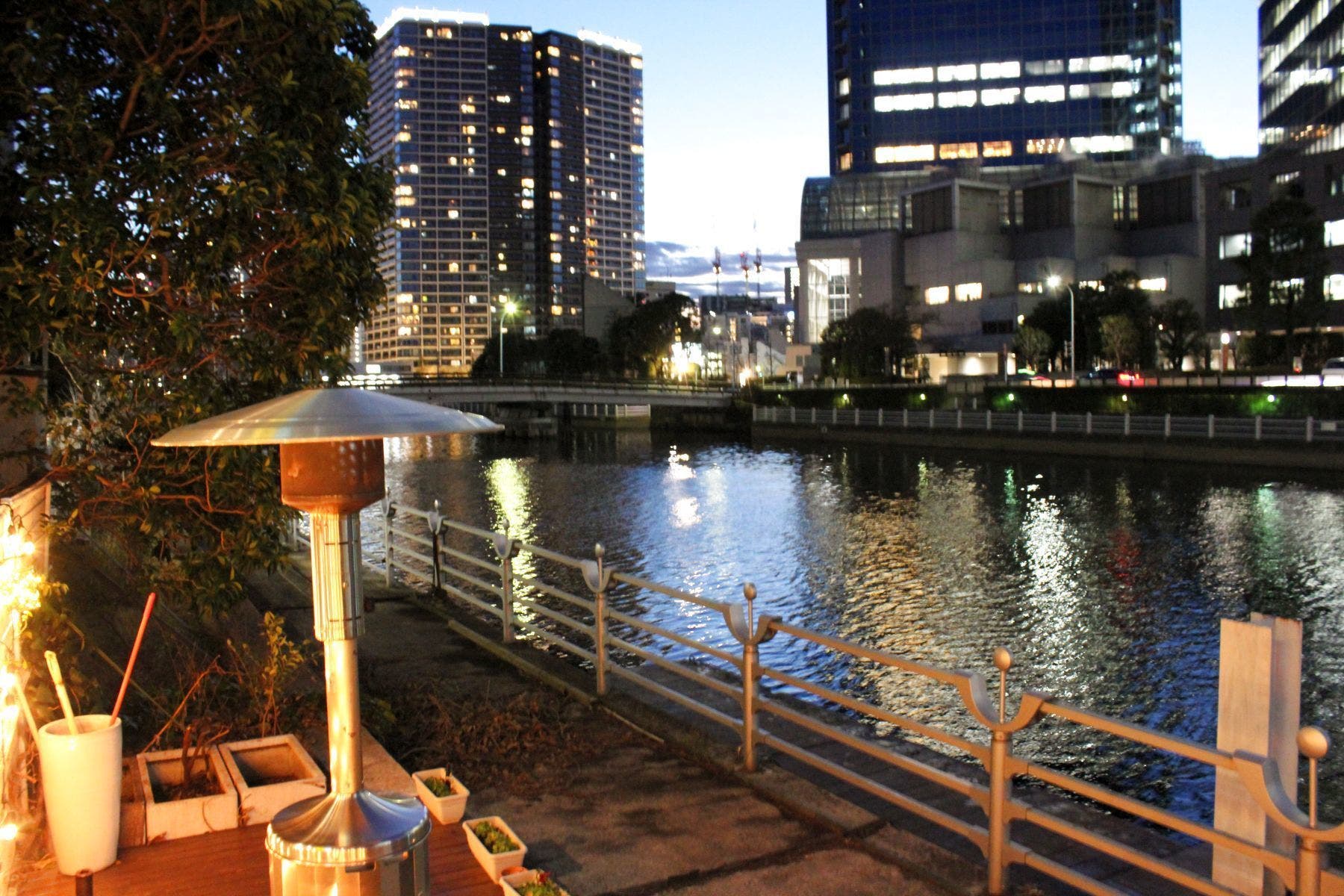 ✨桟橋付きテラスで非日常空間✨【貸切BBQ】Lounge CRIB★本格的BBQ！テラスには可動式の屋根があり雨天も安心‼の写真8