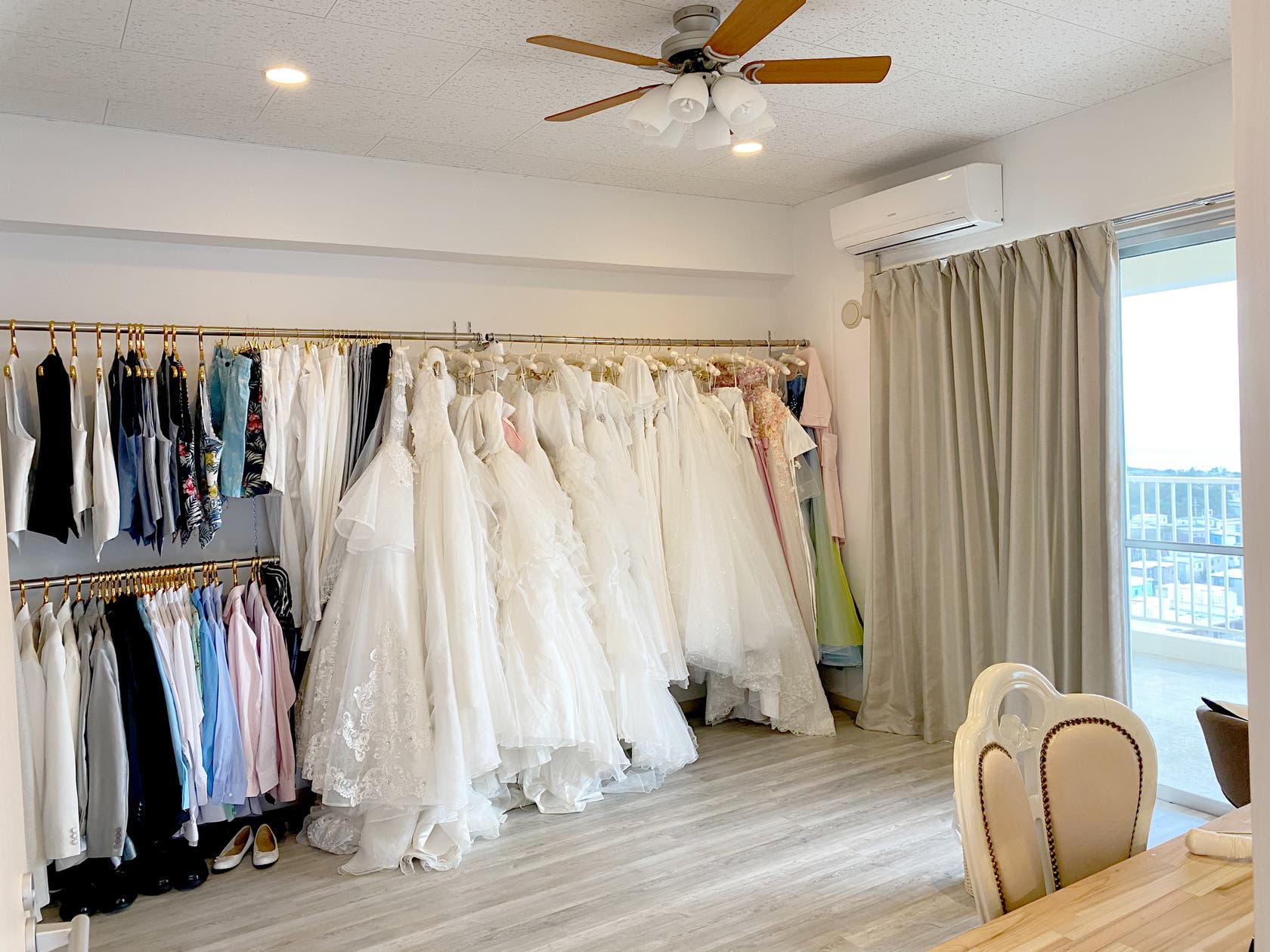 ウェディング衣装一式レンタル（新郎&新婦衣装1着ずつ、ブーケなど小物一式）の画像1