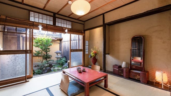 京町家【お宿梅夜】広々とした中庭、共有キッチン付 女子会・誕生日会・ママ会・コスプレ撮影、結婚、卒業記念撮影の写真1