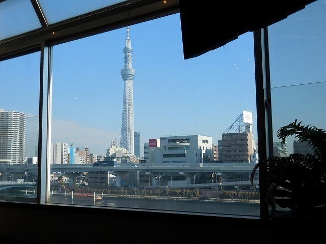 大きな窓と屋上テラスのソファーからのロケーションは最高！！スカイツリーが一望。隅田川に面した隠れ家的なプライベート空間です。の写真10