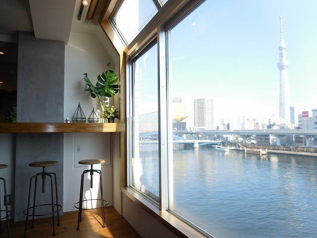 大きな窓と屋上テラスのソファーからのロケーションは最高！！スカイツリーが一望。隅田川に面した隠れ家的なプライベート空間です。の写真9