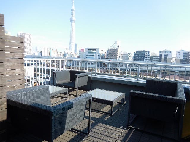 大きな窓と屋上テラスのソファーからのロケーションは最高！！スカイツリーが一望。隅田川に面した隠れ家的なプライベート空間です。の写真21