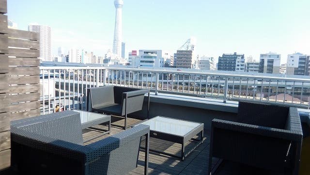 大きな窓と屋上テラスのソファーからのロケーションは最高!!スカイツリーが一望。隅田川に面した隠れ家的なプライベート空間です。の写真21