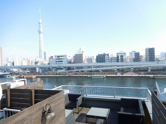 大きな窓と屋上テラスのソファーからのロケーションは最高！！スカイツリーが一望。隅田川に面した隠れ家的なプライベート空間です。の写真22
