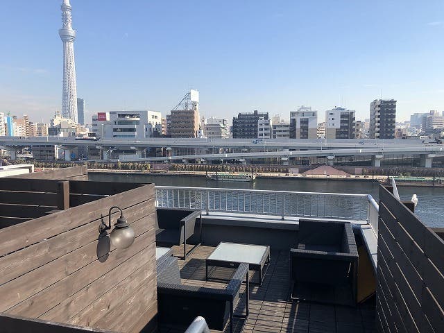 大きな窓と屋上テラスのソファーからのロケーションは最高！！スカイツリーが一望。隅田川に面した隠れ家的なプライベート空間です。の写真24