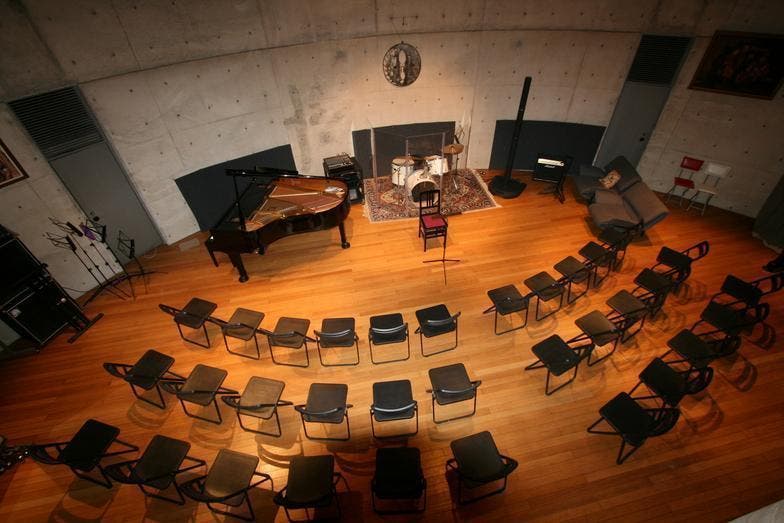 【下北沢】地下なのに高さ5.3m！？設備充実の半月型大ホールでコンサートはいかがでしょうか？の写真20