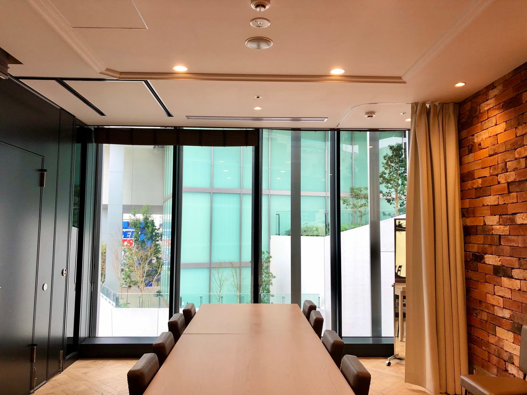 【渋谷駅5分】会議/ワークショップ/勉強会/セミナー等OK!結婚式場を使用したシェアオフィスの貸し会議室✨の写真3