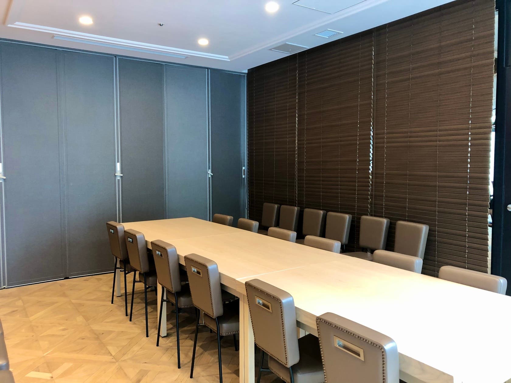 【渋谷駅5分】会議/ワークショップ/勉強会/セミナー等OK!結婚式場を使用したシェアオフィスの貸し会議室✨の写真2
