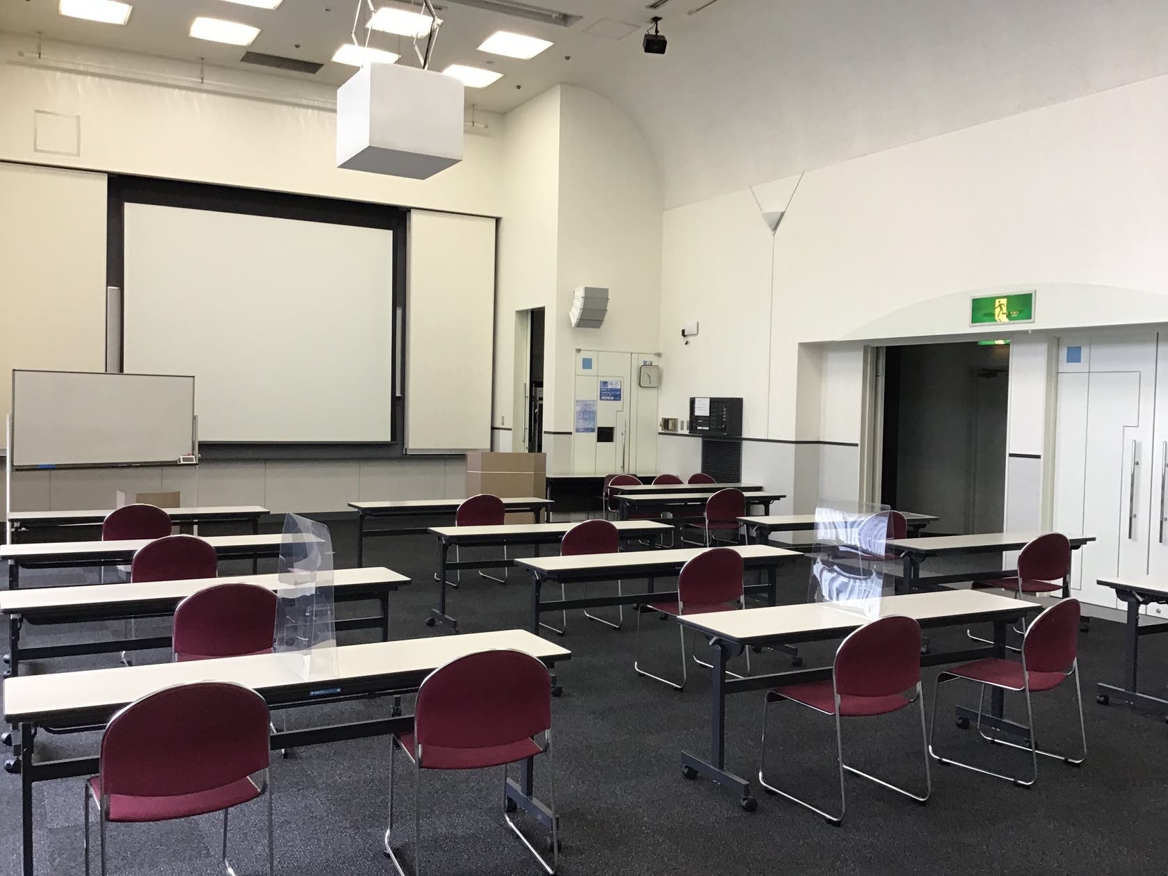 【堺筋本町駅 "目の前" 貸会議室】200人以上入る天井高くて明るい貸しホール（ABホール）の写真2