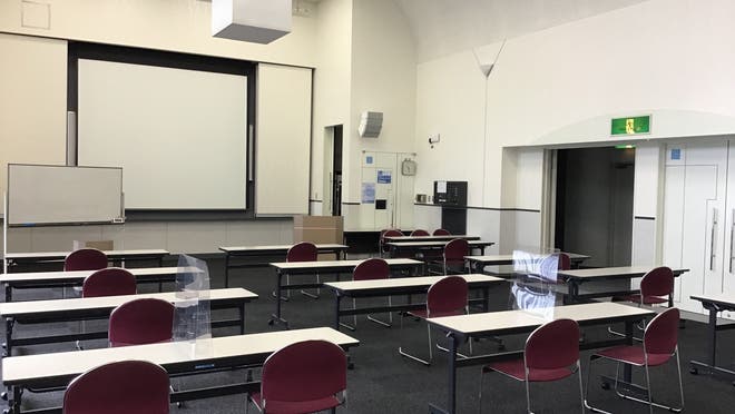 【堺筋本町駅 "目の前" 貸会議室】200人以上入る天井高くて明るい貸しホール(ABホール)の写真2