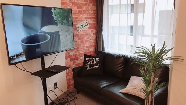 新宿駅D5出口すぐ🎄クリスマス仕様🎄👞土足OK・打合せ・撮影・大型テレビ50型(Fire tv付)・ソファーのあるスペースの写真7