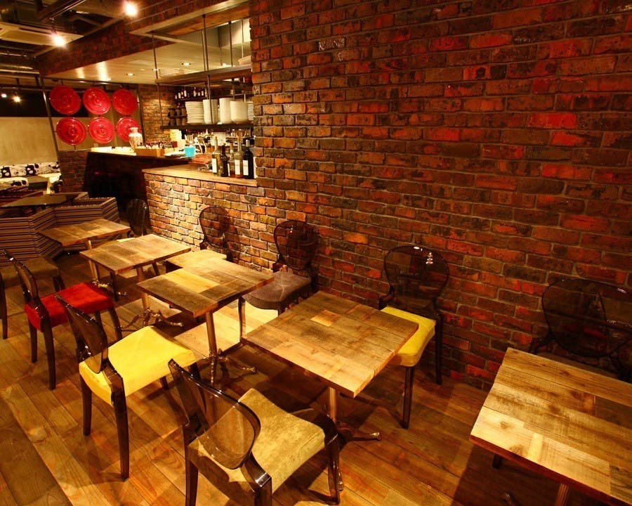 大きなシャンデリアやレンガ基調の壁、アンティーク家具が並んだモダンな空間♪女子会や誕生日会、撮影などに最適。会議などもOKです！の写真1