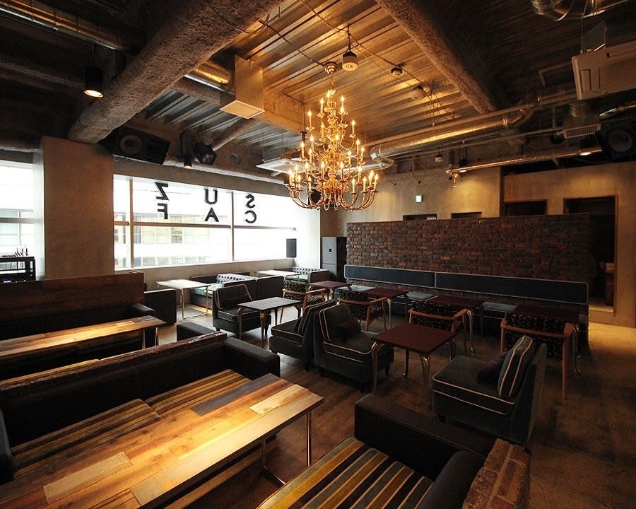 大きなシャンデリアやレンガ基調の壁、アンティーク家具が並んだモダンな空間♪女子会や誕生日会、撮影などに最適。会議などもOKです！の写真2