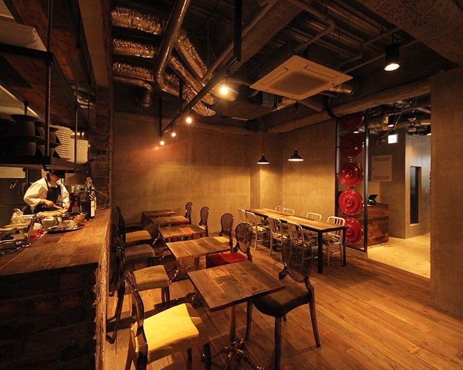 大きなシャンデリアやレンガ基調の壁、アンティーク家具が並んだモダンな空間♪女子会や誕生日会、撮影などに最適。会議などもOKです！の写真3