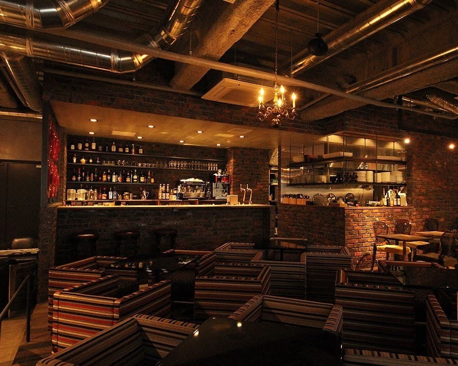 大きなシャンデリアやレンガ基調の壁、アンティーク家具が並んだモダンな空間♪女子会や誕生日会、撮影などに最適。会議などもOKです！の写真4