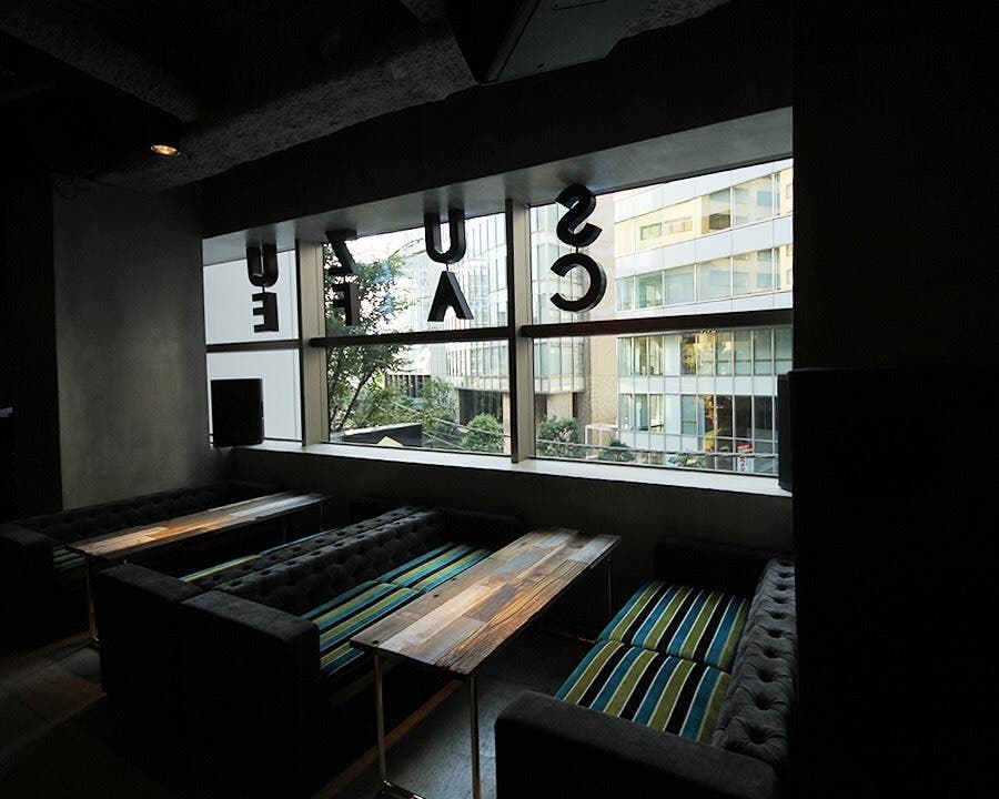 大きなシャンデリアやレンガ基調の壁、アンティーク家具が並んだモダンな空間♪女子会や誕生日会、撮影などに最適。会議などもOKです！の写真5