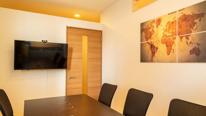 【COPLACE Chigasaki】茅ヶ崎駅南口徒歩30秒のコワーキングスペース内会議室。Web会議も対応!の写真1