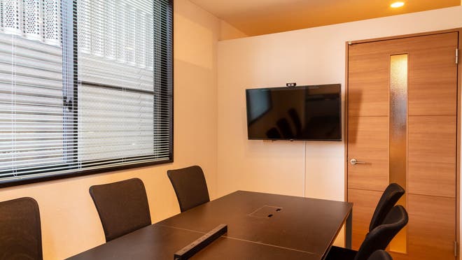 【COPLACE Chigasaki】茅ヶ崎駅南口徒歩30秒のコワーキングスペース内会議室。Web会議も対応!の写真2