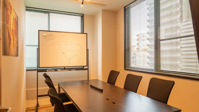 【COPLACE Chigasaki】茅ヶ崎駅南口徒歩30秒のコワーキングスペース内会議室。Web会議も対応!の写真3
