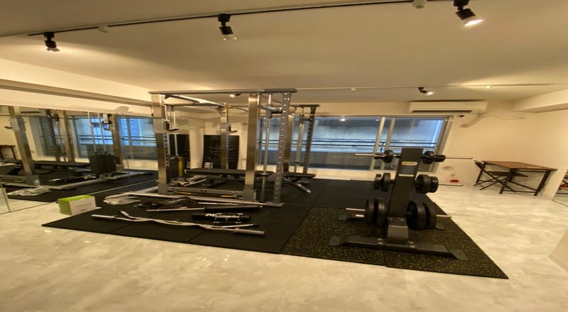 【代々木上原駅徒歩2分】パーソナルトレーナー注目！女性専用レンタルジム〈パワーラック/スミス/壁面鏡他〉水1人1本サービス有