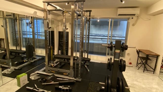 【代々木上原駅徒歩2分】パーソナルトレーナー注目!女性専用レンタルジム〈パワーラック/スミス/壁面鏡他〉水1人1本サービス有の写真1