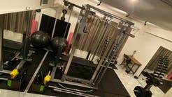 【代々木上原駅徒歩2分】パーソナルトレーナー注目!女性専用レンタルジム〈パワーラック/スミス/壁面鏡他〉水1人1本サービス有の写真2