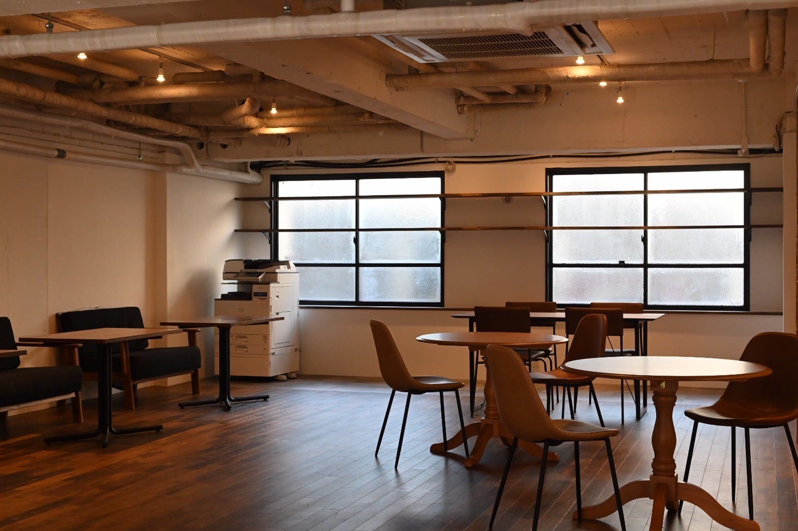 【参宮橋徒歩1分】好立地の広々空間！イベント/撮影/会議/パーティ利用に。ウッド調のおしゃれスペース<革命と鍛錬>の写真5