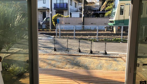 江ノ電まる見え!テレワーク・ママ会・撮影・勉強会などに!ウッドデッキ&ミニミニキッチン付きの写真1