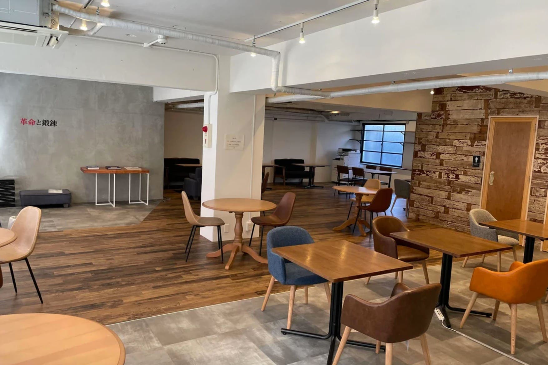 【参宮橋徒歩1分】好立地の広々空間！イベント/撮影/会議/パーティ利用に。ウッド調のおしゃれスペース<革命と鍛錬>の写真1