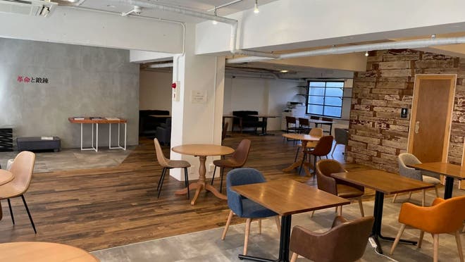 【参宮橋徒歩1分】好立地の広々空間!イベント/撮影/会議/パーティ利用に。ウッド調のおしゃれスペース<革命と鍛錬>の写真1