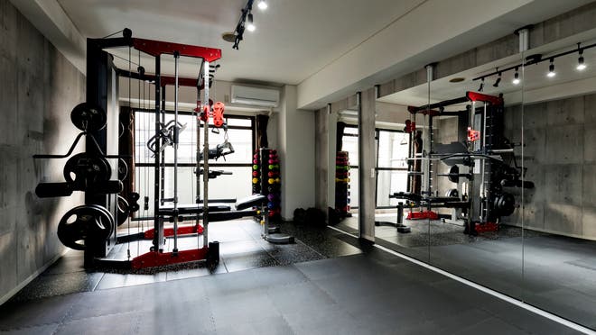 【梅田ドンキホーテ徒歩3分】24時間営業!梅田地域最安値当日予約可能の個室レンタルフットネスジム!全面鏡張!ヨガやパーソナル可能の写真1