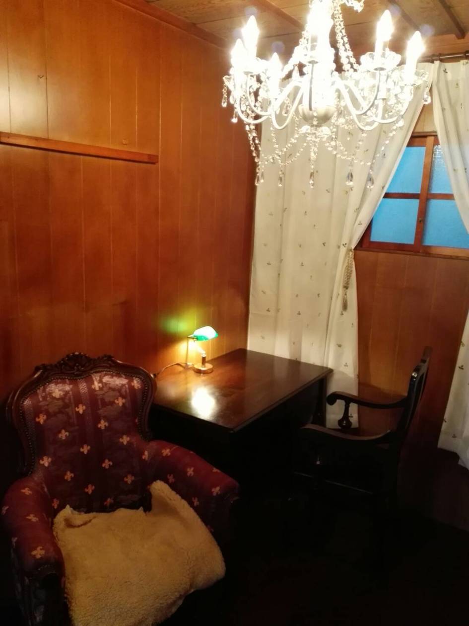 Toga40：テレワークに！Wi-Fi有。静かな古民家の完全個室！大正浪漫風の応接セットとデスク。打合せや撮影など。軽一台駐車可の写真6