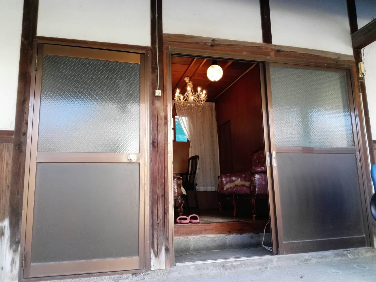 Toga40：テレワークに！Wi-Fi有。静かな古民家の完全個室！大正浪漫風の応接セットとデスク。打合せや撮影など。軽一台駐車可の写真12