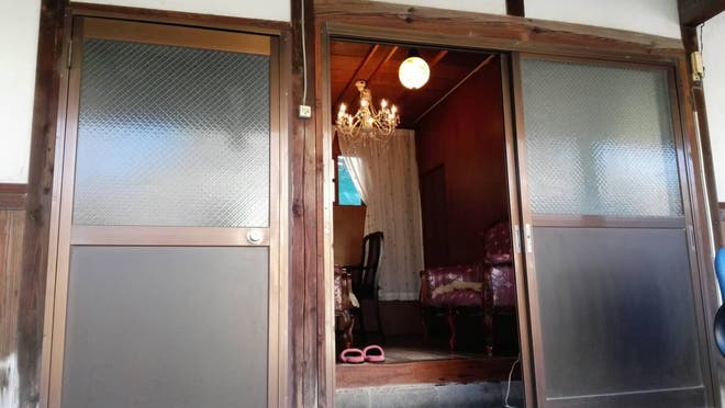 Toga40:テレワークに!Wi-Fi有。静かな古民家の完全個室!大正浪漫風の応接セットとデスク。打合せや撮影など。軽一台駐車可の写真12