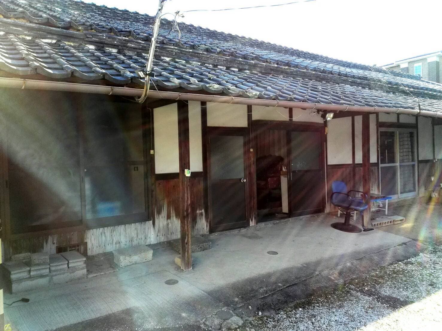 Toga40：テレワークに！Wi-Fi有。静かな古民家の完全個室！大正浪漫風の応接セットとデスク。打合せや撮影など。軽一台駐車可の写真14