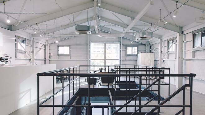 新木場駅徒歩5分 約163㎡・天井高約4mの白いインダストリアルな空間。の写真1