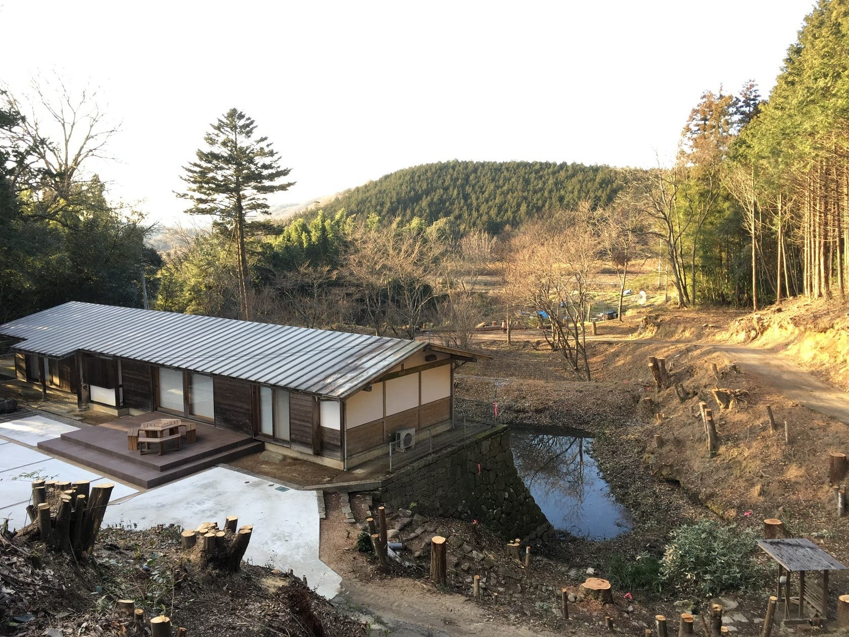 広すぎる庭のある山の中の平家の写真9