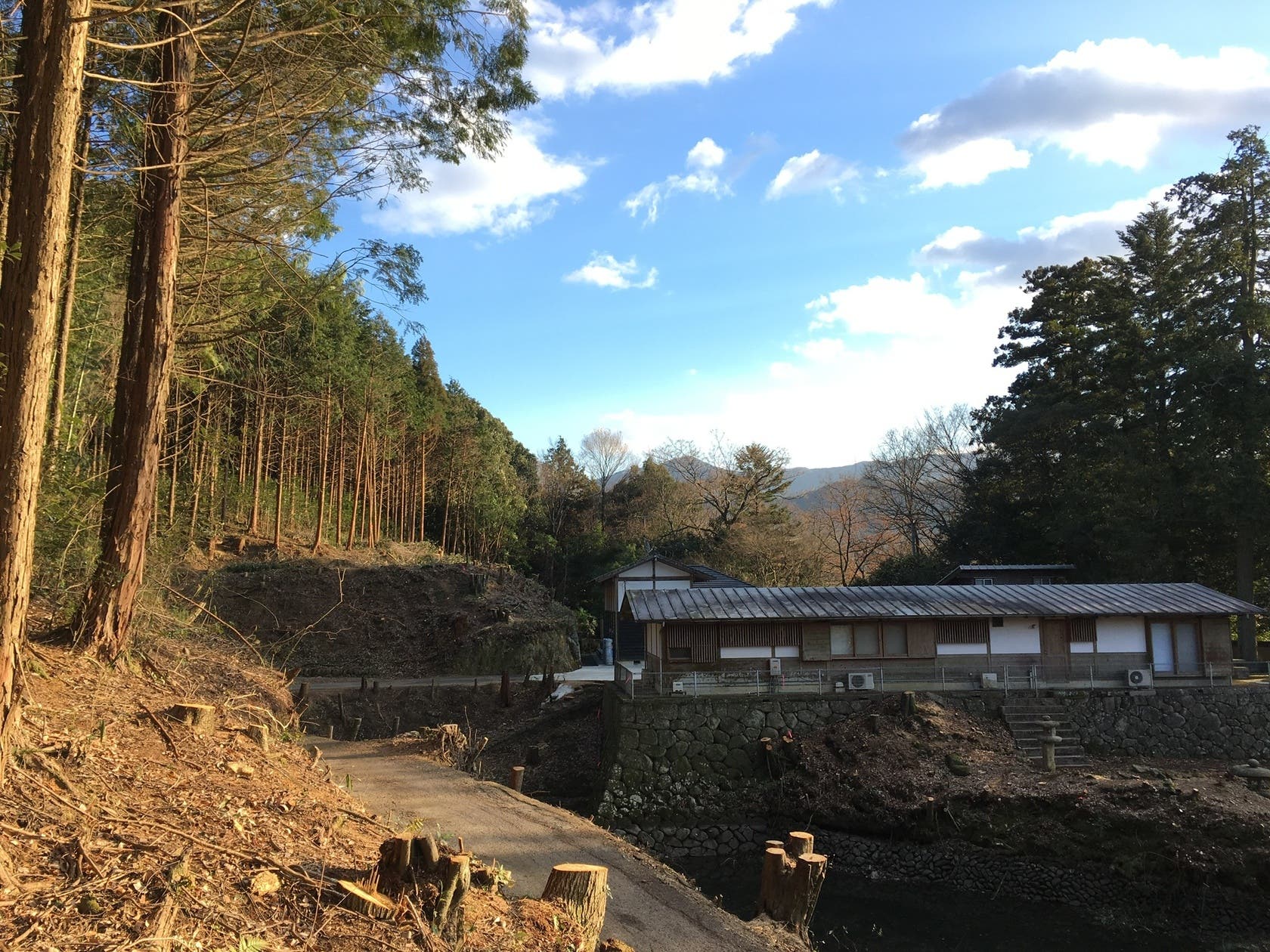 広すぎる庭のある山の中の平家の写真11