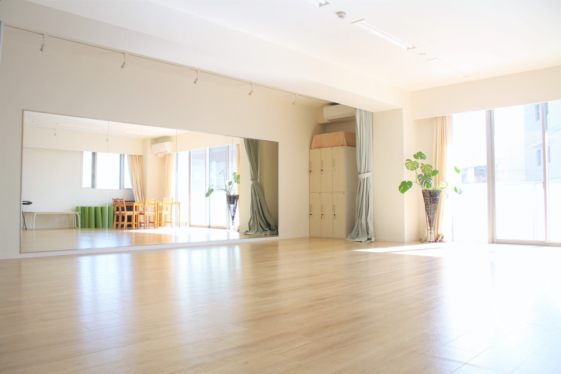 【大阪駅から10分】ソレイユ・フィットネススタジオ601の写真1