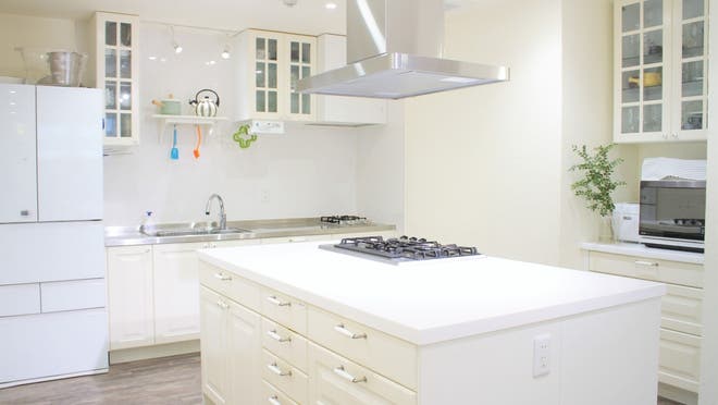 【大阪駅から10分】ヨーロッパ調の真っ白なクッキングスタジオ・広いアイランドキッチン&豊富な備品が人気!ソレイユ の写真3