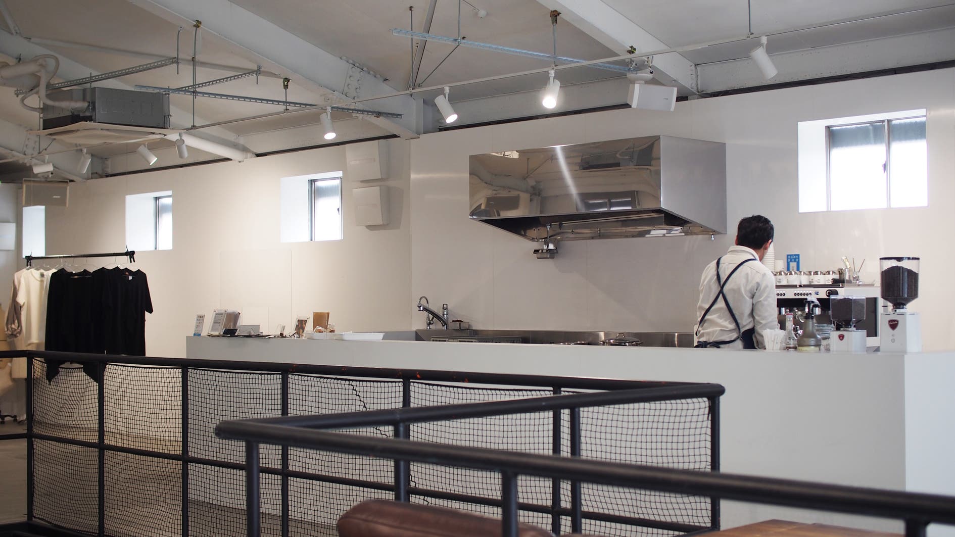 新木場駅徒歩5分　約163㎡・天井高約4mの白いインダストリアルな空間。の写真4