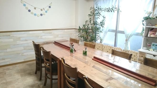 ハワイアン風インテリアのスペース。テレワーク、打合せ、自然光での撮影やワークショップに最適。JR西船橋2分【アティナカルチャー】の写真2