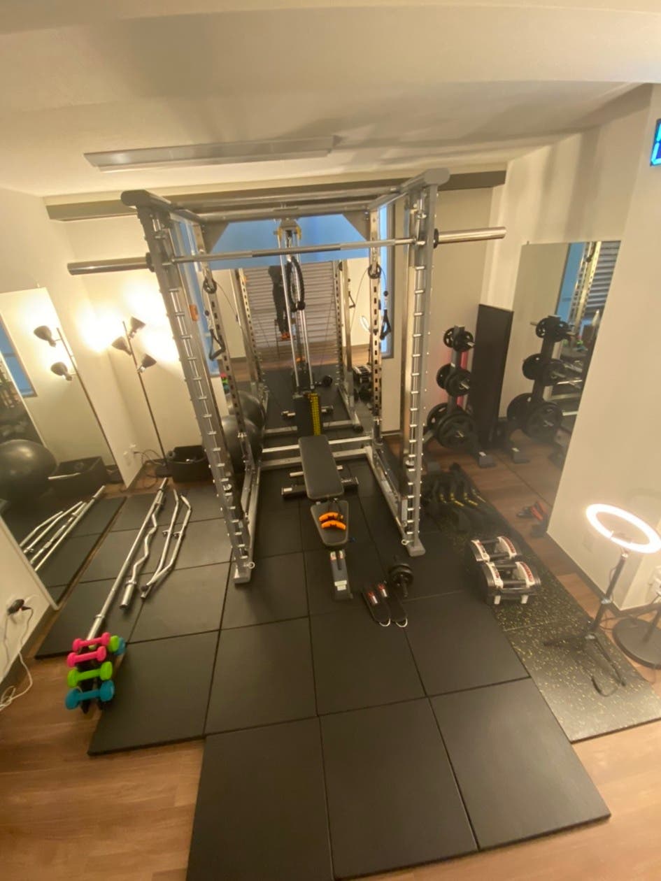 【六本木駅徒歩2分】パーソナルトレーナー注目！女性専用レンタルジム〈パワーラック/スミス/壁面鏡他〉水1人1本サービス有の写真2