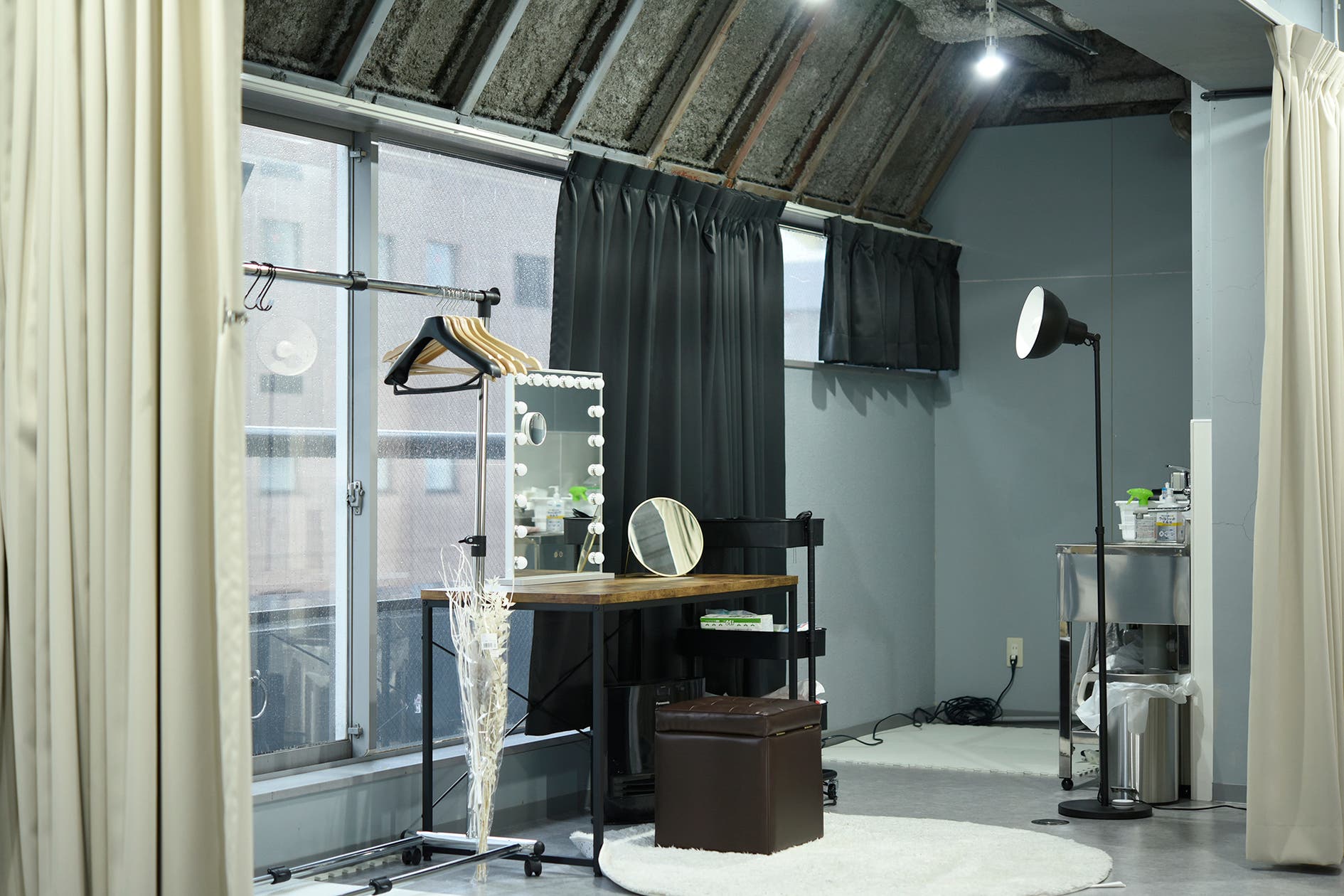 自然光もライティングも！南北の大きな窓からの自然光に加え、ストロボ、バック紙などの写真7